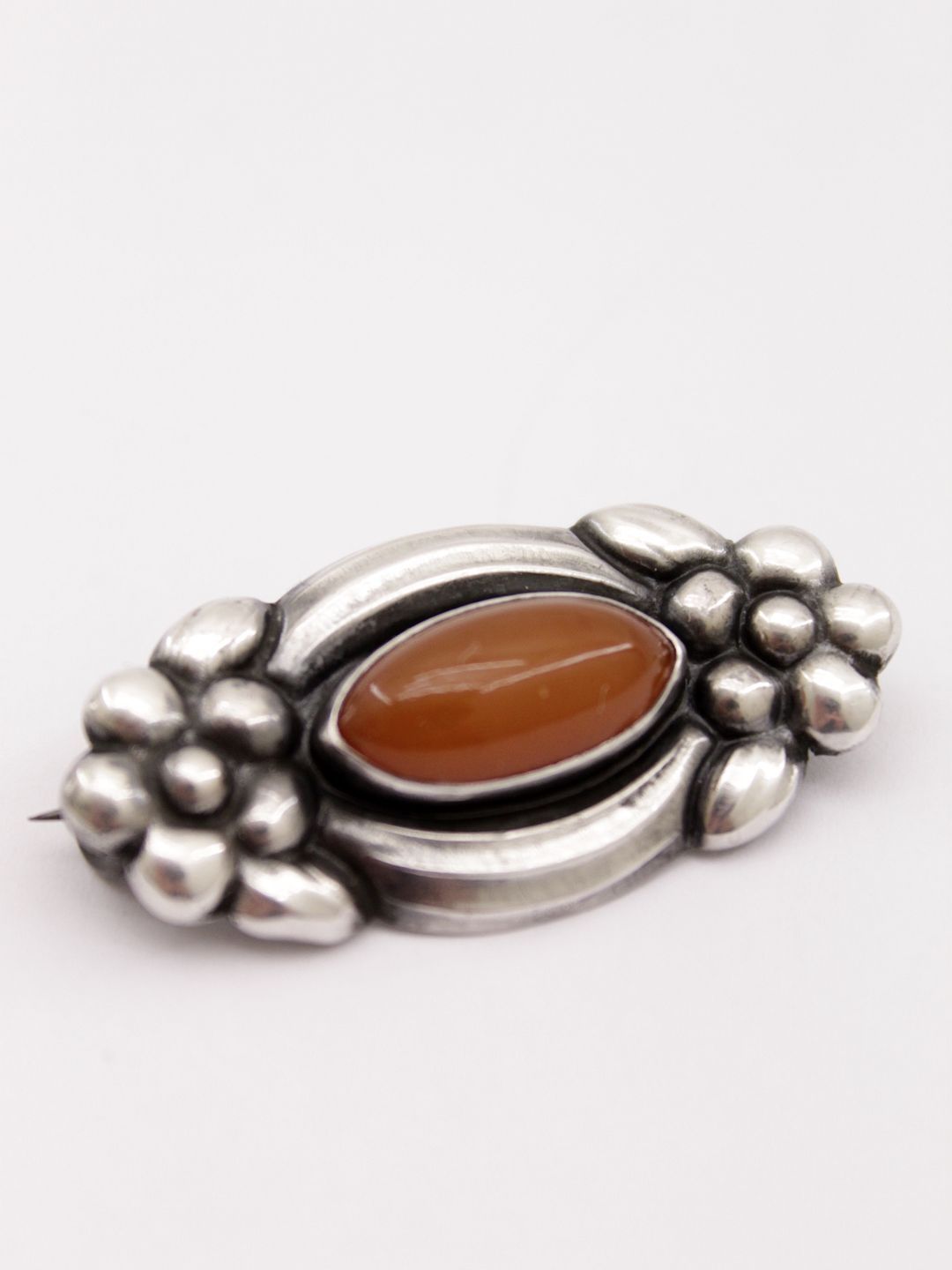 Middelfart antik Broche 830s Med Rav Solgt