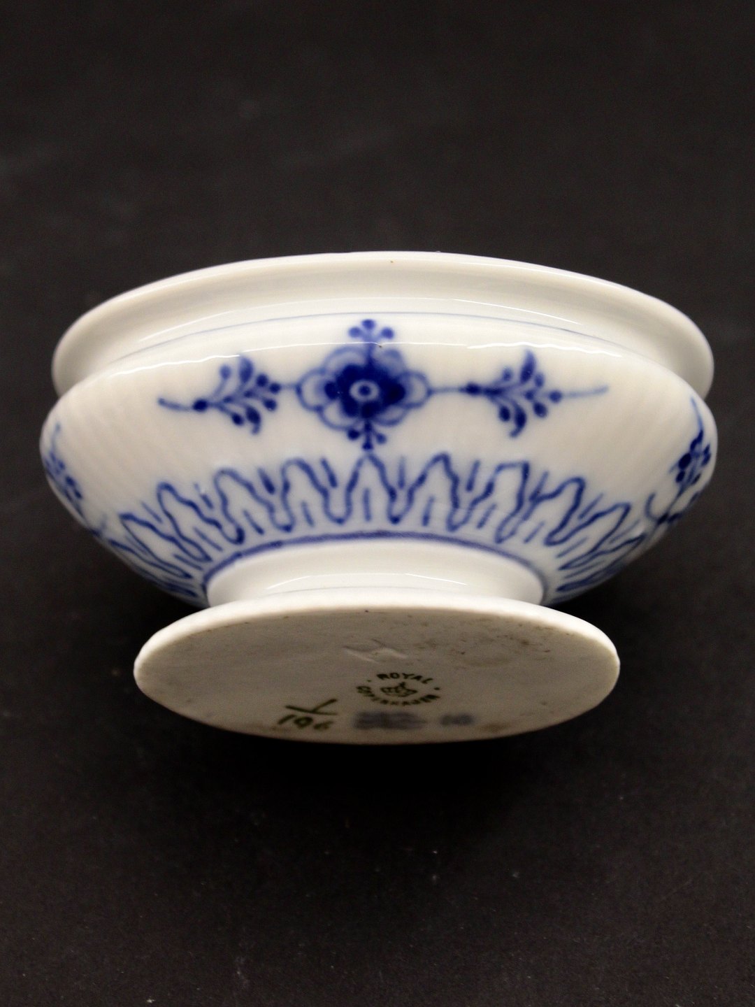 Middelfart antiques RC Blue Fluted Salt Celler Middelfart antiques RC Blue Fluted Salt Celler